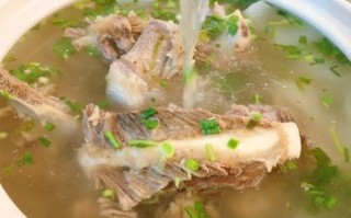熬牛骨头汤怎么熬才白_牛骨头汤熬多久最香