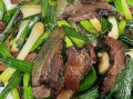 四川蒜苗炒腊肉怎么做_正宗腊肉炒蒜苗做法