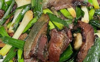四川蒜苗炒腊肉怎么做_正宗腊肉炒蒜苗做法