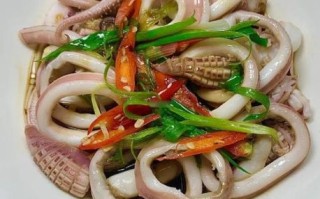 白灼鲜鱿鱼怎么做好吃_白灼鲜鱿鱼焯水几分钟