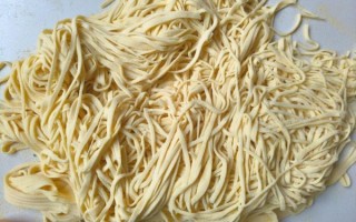 纯玉米面做面条_玉米面条怎么和面不裂