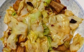 手撕包菜炒五花肉怎么做_手撕包菜炒五花肉的家常做法