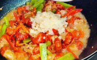 爆炒小龙虾怎么做_小龙虾怎么清洗才干净