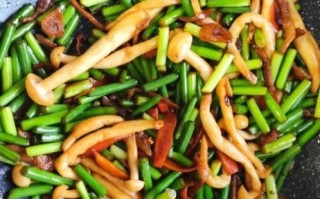 蘑菇炒蒜苔怎么做_蘑菇炒蒜苔需要焯水吗