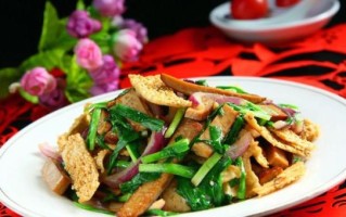 鸡蛋干炒韭菜怎么做_鸡蛋干炒韭菜热量高吗