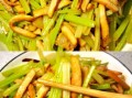 芹菜炒香干先炒芹菜还是先炒香干_怎么炒不碎