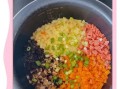 电饭煲焖饭怎么做_电饭煲焖饭水米比例是多少