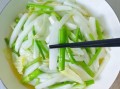 清炒水芹菜怎么炒好吃_水芹菜焯水几分钟