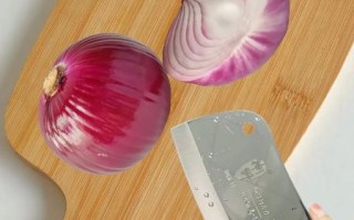 如何防止切洋葱辣眼睛_洋葱怎么切不流泪