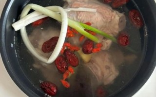 骨头汤怎么熬得白_骨头焯水用冷水还是热水