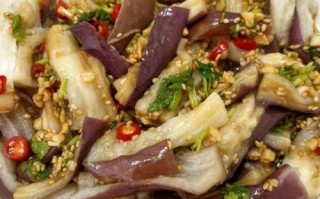 手撕凉拌茄子怎么做_凉拌茄子要不要先蒸