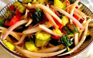 凉拌青瓜木耳怎么做_凉拌青瓜木耳需要焯水吗