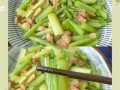 芹菜怎么炒好吃_芹菜炒肉的家常做法
