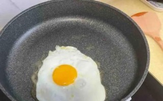 煎鸡蛋不粘锅技巧_煎鸡蛋需要几分钟
