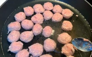 猪肉炸丸子怎么做_猪肉炸丸子家常做法