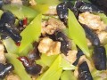 新鲜木耳炒肉怎么做_新鲜木耳炒肉焯水吗