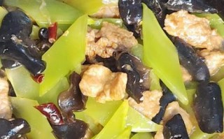 新鲜木耳炒肉怎么做_新鲜木耳炒肉焯水吗