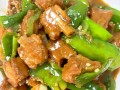 青椒炒排骨怎么做_青椒炒排骨先炒哪个