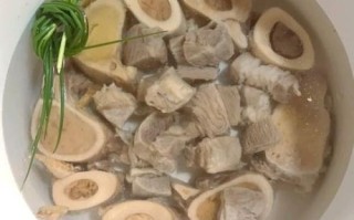 炖牛骨汤放什么材料_牛骨汤怎么炖才白
