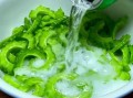 雪碧苦瓜怎么做_雪碧泡苦瓜要不要焯水