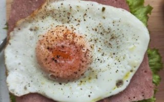 火腿煎蛋怎么做_火腿煎蛋几分钟熟