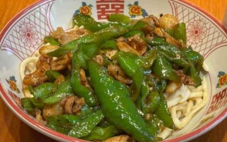 青椒肉丝炒面怎么做_家常青椒肉丝炒面做法