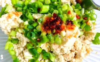 小葱拌豆腐怎么做才好吃_为什么豆腐会出水