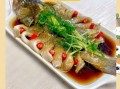 粤菜清蒸鲈鱼怎么做_蒸多久才最嫩