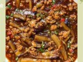 肉烧茄子怎么做_茄子烧肉先炒哪个