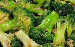 西兰花怎么炒才好吃_炒西兰花要不要焯水