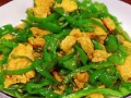 鸡蛋炒辣椒怎么做_鸡蛋炒辣椒先炒哪个