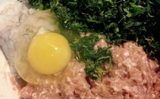 荠菜猪肉饺子馅怎么调_荠菜饺子馅做法窍门
