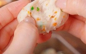 鱼丸怎么做才弹牙_家常鱼丸视频教程