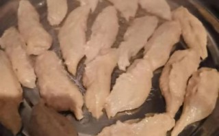 鱼丸子怎么做好吃又简单_家常鱼丸子的做法窍门