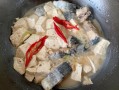 鲅鱼炖豆腐怎么做_鲅鱼炖豆腐需要焯水吗