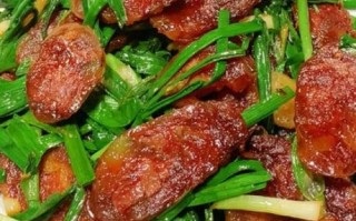 蒜苗炒香肠先炒什么_香肠要不要先焯水