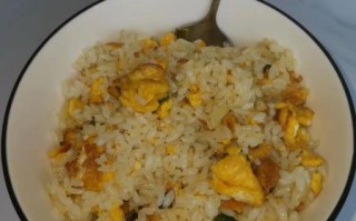 新手炒蛋炒饭先放蛋还是先放饭_蛋炒饭不粘锅技巧