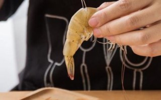 皮皮虾怎么清洗虾线_皮皮虾去虾线最简单的方法