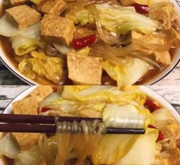 小白菜炖豆腐粉条怎么做_小白菜炖豆腐粉条的家常做法