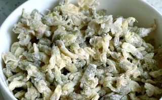 蒸槐花怎么做好吃又简单_蒸槐花需要焯水吗