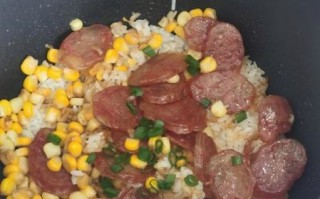 香肠煲仔饭怎么做_香肠煲仔饭锅巴怎么做