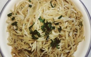绿豆芽炒饼丝怎么做_绿豆芽炒饼丝的家常做法