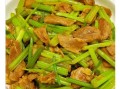 香芹怎么炒好吃_香芹的家常做法大全