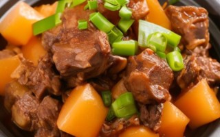 萝卜焖排骨怎么做好吃_萝卜焖排骨的家常做法