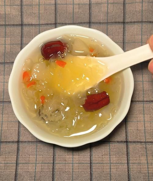 冰糖雪梨银耳汤的做法_冰糖雪梨银耳汤的功效与禁忌-第1张图片-山城妙识 冰糖雪梨银耳汤的做法_冰糖雪梨银耳汤的功效与禁忌-第1张图片-山城妙识