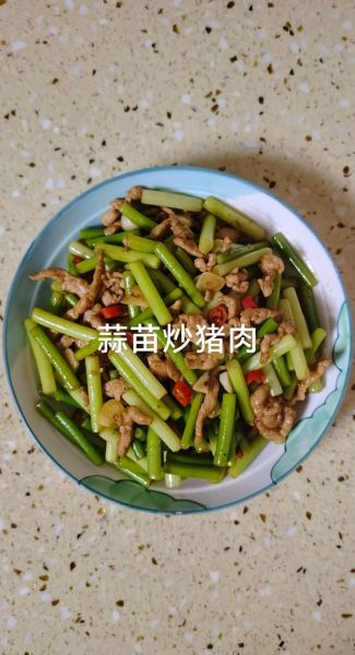 蒜苗炒猪头肉怎么做_猪头肉去腥技巧-第1张图片-山城妙识