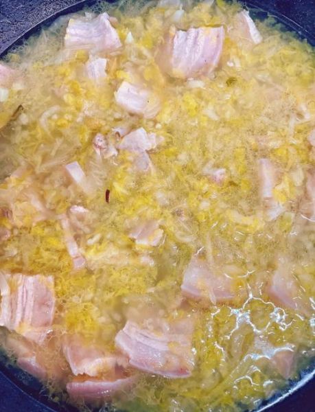 东北酸菜炖五花肉怎么做_酸菜炖五花肉的家常做法-第3张图片-山城妙识