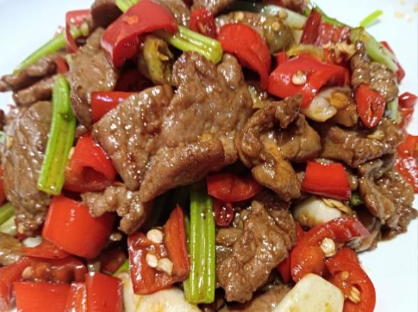 小炒牛肉怎么炒才嫩_小炒牛肉的家常做法窍门-第3张图片-山城妙识