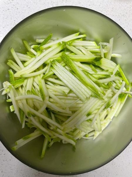 西葫芦凉拌怎么做_西葫芦凉拌需要焯水吗-第1张图片-山城妙识 西葫芦凉拌怎么做_西葫芦凉拌需要焯水吗-第1张图片-山城妙识