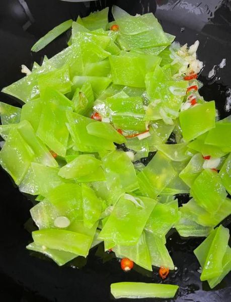 油淋莴苣怎么做_莴苣焯水还是不焯水-第1张图片-山城妙识 油淋莴苣怎么做_莴苣焯水还是不焯水-第1张图片-山城妙识